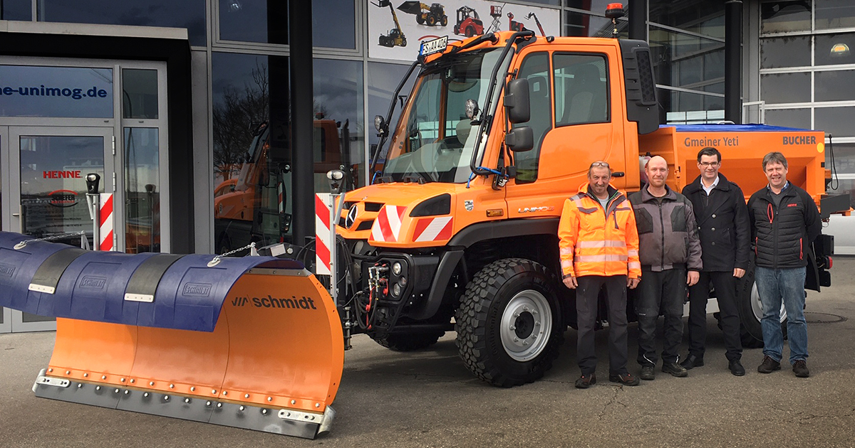 Unimog U 530 mit Tankaufbau und Frontkehrwalze im Straßenbau
