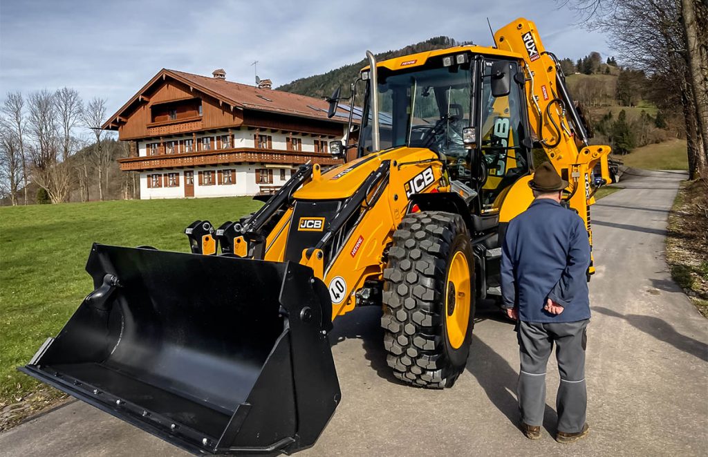 Ausgeliefert: JCB Baggerlader von Henne für Kabelverlegungen